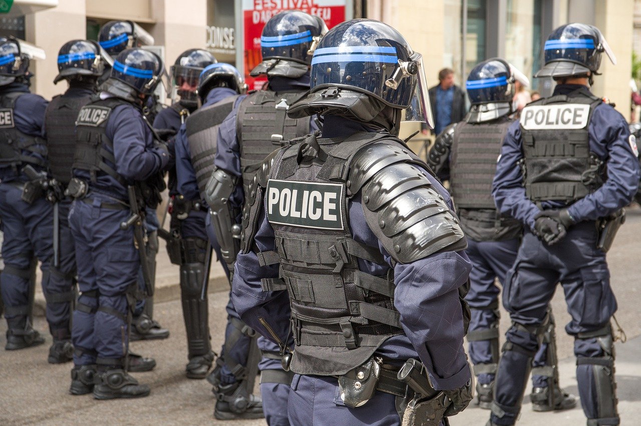 NieuwNieuws: Drie agenten doodgeschoten door boze Fransman