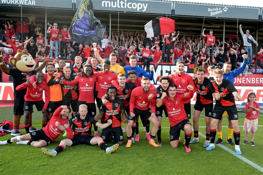 NieuwNieuws: Almere City FC promoveert ten koste van Emmen naar Eredivisie