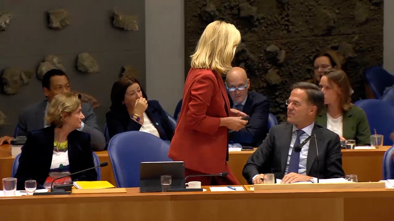 NieuwNieuws: Video - Kabinet loopt weg tijdens toespraak Thierry Baudet na kritiek op Sigrid Kaag