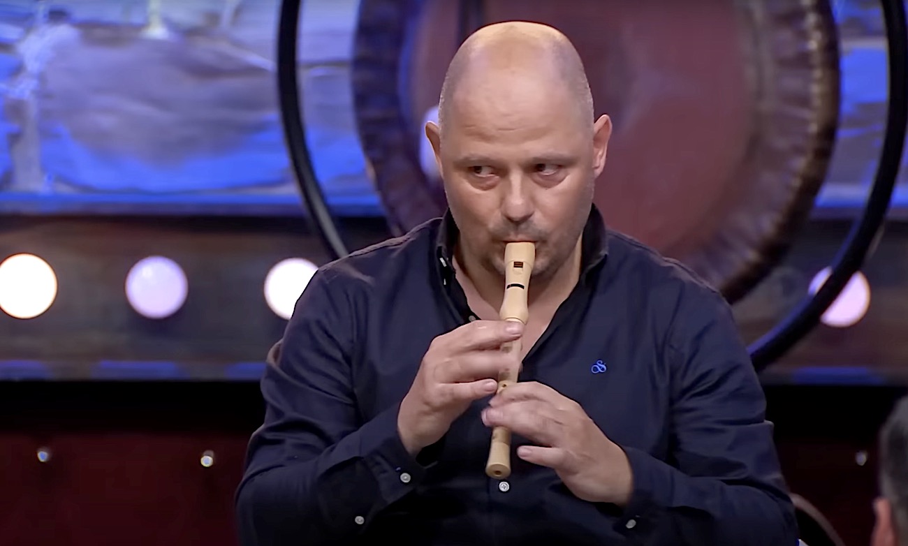 NieuwNieuws: VIDEO. Cabaretier Bas Hoeflaak is enorme hit met zijn ...