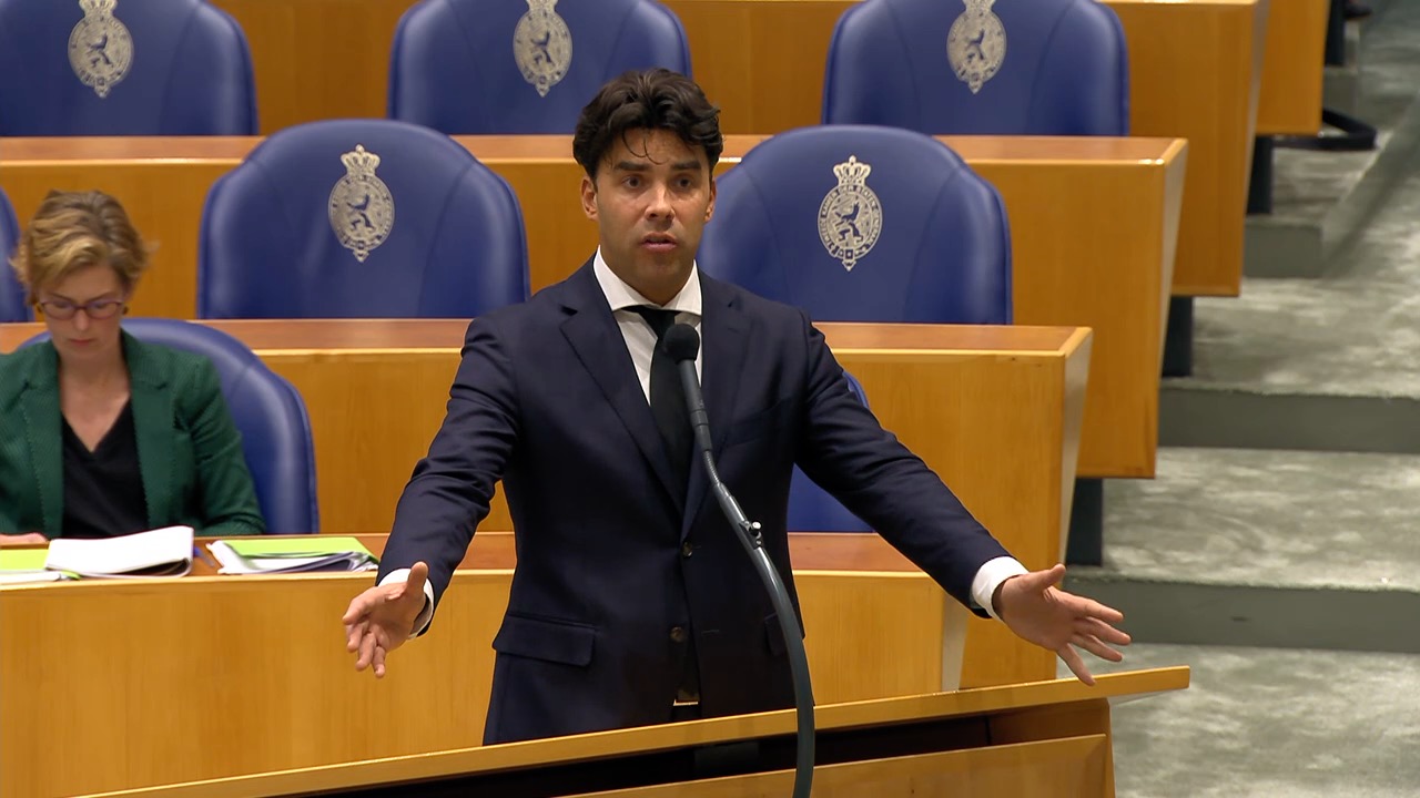 NieuwNieuws: Video - Vera Bergkamp maakt iets weer hopeloos ingewikkeld